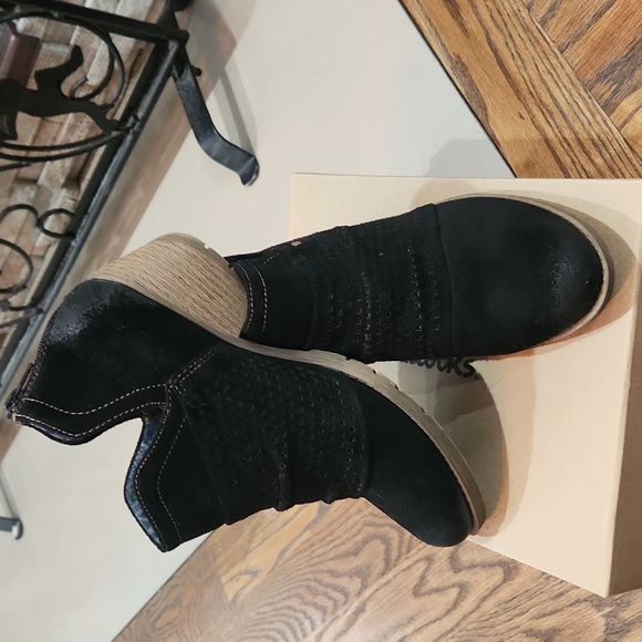 Earth Origins | Shoes | Earth Origins Black Leather Sueded Booties In ...